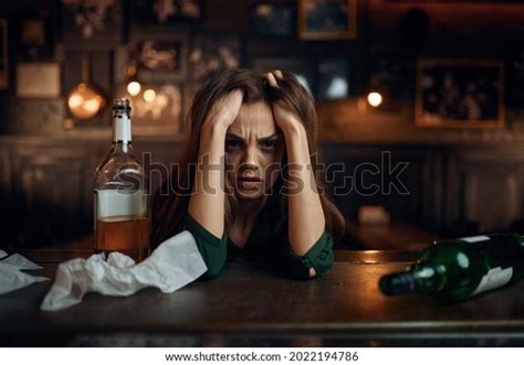 Mujer Ebria Deprimida En El Bar Foto De Stock 2022194786 Shutterstock