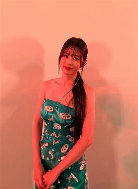 패션엔 서동주 아찔한 바디 라인 이기적인 몸매의 튜브톱 슈트 나들이룩