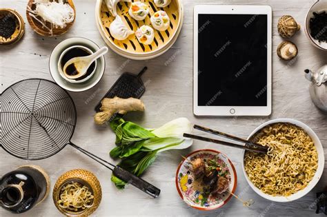 Tablette Au Milieu De La Nourriture Asiatique Photo Gratuite