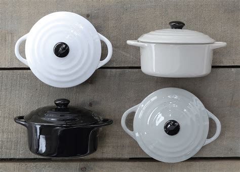 Stoneware Mini Bakers With Lid 4 Colors Give