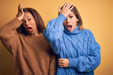 Casal Bonito De Meia Idade De Irmãs Vestindo Suéter Casual Sobre Fundo