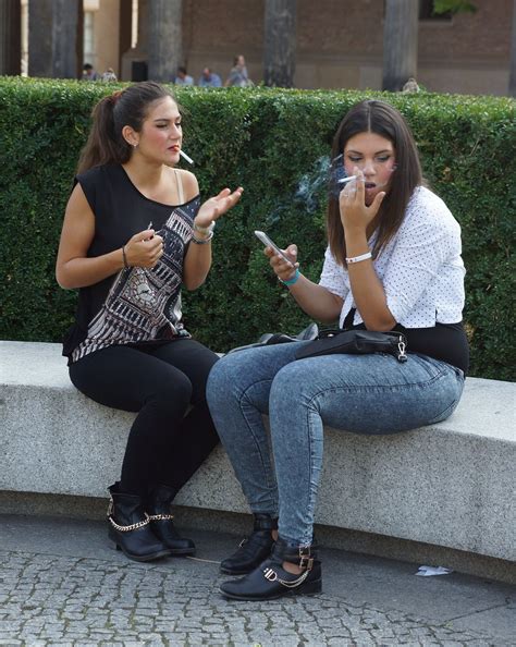 Smoking Ladies Girl Smoking Girls Smoking Cigarettes Favs Sporty