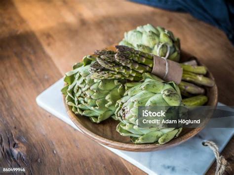 나무 그릇에 유기농 녹색 야채 음식입니다 아스파라거스와 나무 바탕에 아 티 초 크입니다 아티초크에 대한 스톡 사진 및 기타