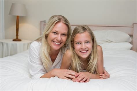 Premium Photo Lifestyle Daughter Mom Home