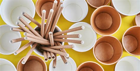 종이와 옥수수 전분으로 만든 튜브 생분해성 재료 및 녹색 새싹 잎이있는 에코 종이 안경은 노란색 트렌드 색상 2021 배경에 있습니다 제로 폐기물 및 플라스틱 무료 개념