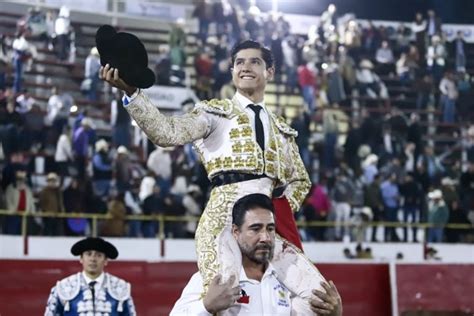 Luis David Adame Sale A Hombros En Uriangato Tras Una Gran Tarde Con Un