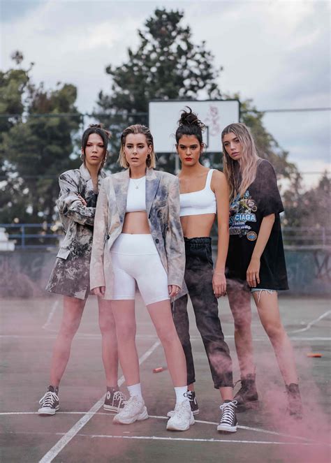 „gledaj Me Snažna Poruka U Novoj Pjesmi Nike Turković Hr