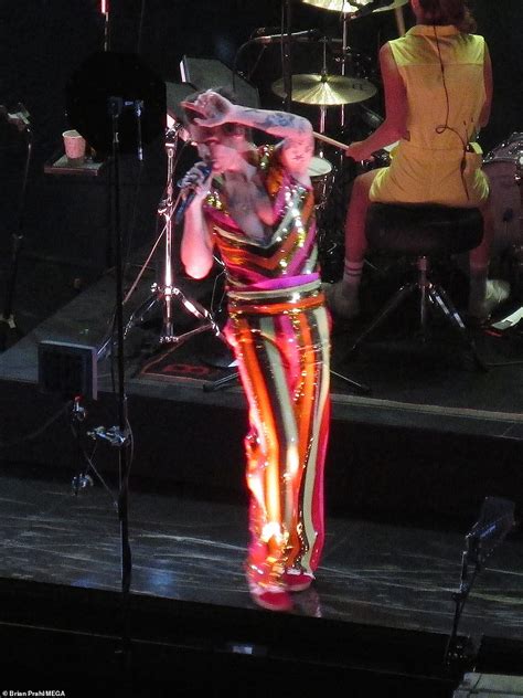 Olivia Wilde Supports Beau Harry Styles At His Final Madison Square Garden Show In Nyc Daily