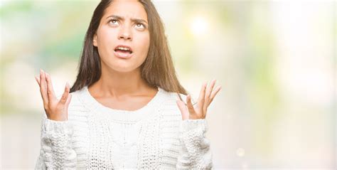 이상 겨울 스웨터를 입고 젊은 아름 다운 아랍 여자 배경 미친 격리 하 고 미친 소리 하 고 적극적인 식와 팔 발생 함 좌절 개념입니다 가을에 대한 스톡 사진 및 기타