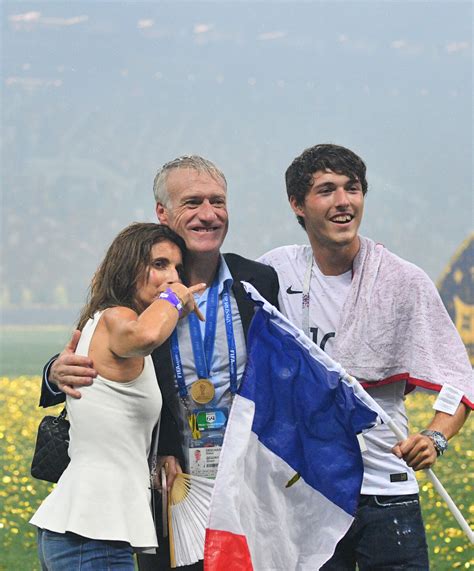 Photo Le Sélectionneur De La France Didier Deschamps Célèbre Avec Son