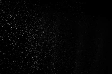 Awan Abstrak Dengan Tetesan Jatuh Terisolasi Pada Latar Belakang Hitam