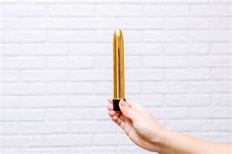 La Foto De La Niña Con El Vibrador En Las Manos Foto Premium