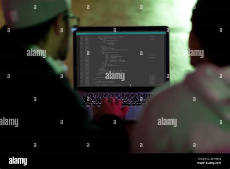 vista posteriore di due diversi colleghi maschi che utilizzano un