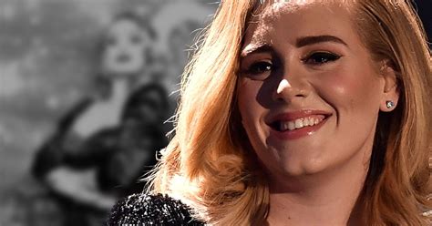 Adele Super Schlanke Silhouette Und Sexy Im Satin Kleid Buntede