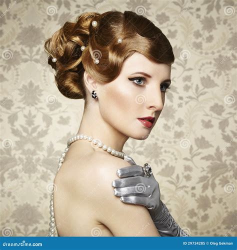 Retro Ritratto Di Bella Donna Stile Dellannata Immagine Stock