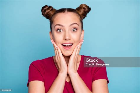 흰색 쾌활한 좋은 귀여운 예쁜 예쁜 여자 친구의 초상화 미소 Toothily 황홀 한 판매에 대해 기뻐 시작 고립 된 파스텔