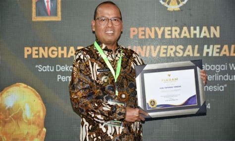 Raih Predikat Uhc Pj Bupati Tapteng Terima Penghargaan Dari Wapres Ri