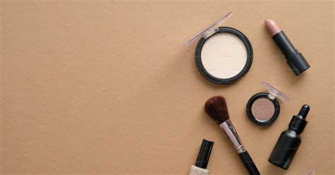 갈색 배경에 메이크업 전문 화장품 평평한 누워 평면도 오버 헤드 사진 Unsplash의 유행 이미지
