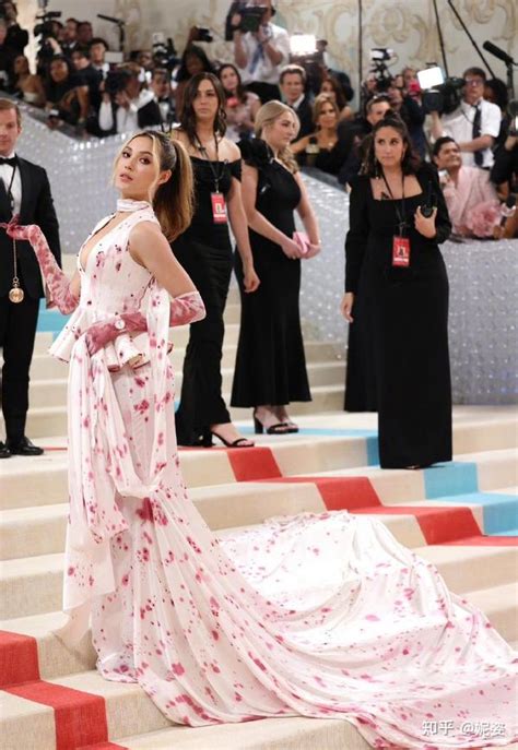 谷爱凌喜获劳伦斯最佳极限运动员奖，极简的礼服虽漂亮但备受争议 知乎