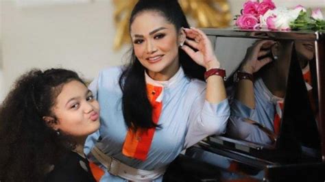 Begini Kris Dayanti Nikmati Momen Liburan Dengan Keluarga Di Swiss