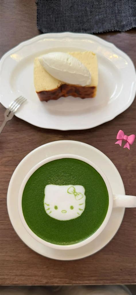 可爱hello Kitty拉花抹茶饮品配美味蛋糕的精致下午茶 壁纸 ｜ Iphone高清壁纸表情包图片动图 求表情网斗图从此不求人