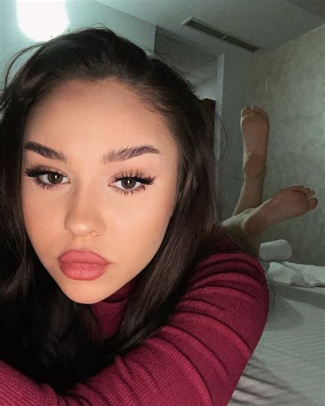 Slutty Girl Shows Feet Feetplaza