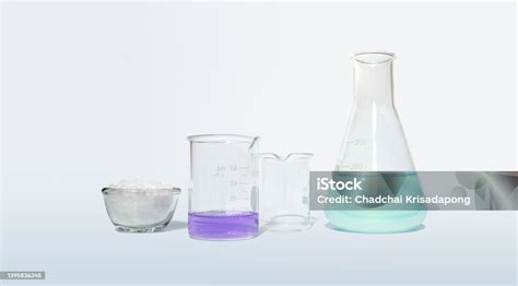 유리 용기의 미세 결정 왁스 비이커의 과망간산 칼륨 액체 옆에두고 삼각 플라스크의 철 황산염 액체 측면보기 0명에 대한 스톡 사진 및 기타 이미지 Istock