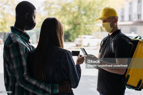 피자 또는 패스트 푸드를 배달하는 얼굴 마스크에있는 백인 남자 25 29세에 대한 스톡 사진 및 기타 이미지 25 29세 30 34세 Brand Name Smart