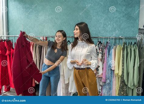 Dos Chicas Comprando En La Tienda Las Novias Eligen La Mejor Ropa