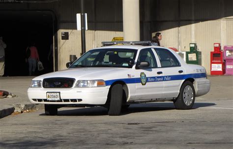 Koppel Heeft Sex Op De Achterbank Van Een Politie Auto Terwijl De Agent