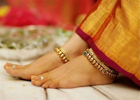 மெட்டி அணியும் முறை Pengal Metti Aniyum Murai In Tamil