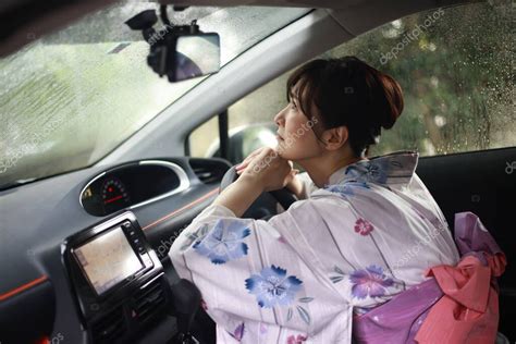 Una Mujer En Un Yukata Que Parece Triste Cuando Llueve 2024