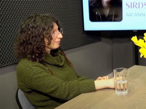 Sirds Saruna Ar Annu Gubermani Palīdzi Bāreņiem