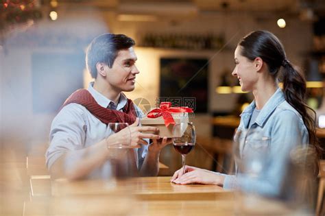 庆祝结婚纪念日的年轻快乐情侣男人高清图片下载 正版图片503124882 摄图网