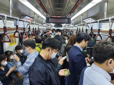 Reportage Commuters On Seoul Subway Now Required To Wear Masks