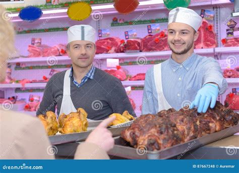 Schlachten Sie Unterrichtende Junge Eine Wie Man Fleisch Verkauft