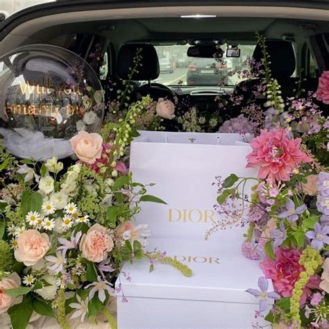 Instagram의 그리다봄님 대구트렁크프로포즈 추적추적 비맞으며 작업했지만 예쁜 프로포즈 되셨단 말씀에 따뜻하게 하루 마무리 합니ᄃ 꽃장식 꽃다발 포장 프로포즈