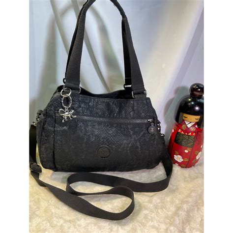 品牌 Kipling 猴子包 蛇紋黑色手提側背包 尼龍特殊處理防潑水層，材質輕便色牢度高，容量大多層次輕便好收納 蝦皮購物