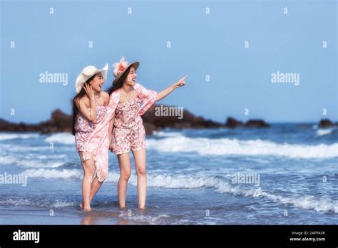Zwei Frauen Am Strand Spazieren Fotos Und Bildmaterial In Hoher