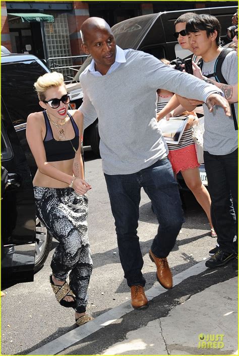 Miley Cyrus Abs Flashing Sports Bra Photo 2899059 Miley Cyrus