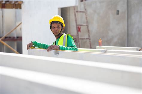 측정 테이프를 사용하고 프리캐스트 콘크리트 벽 공장에서 일하는 전문 엔지니어 남자 노란색 줄자 건설 도구 중공업 제조 공장 30 34세에 대한 스톡 사진 및 기타 이미지