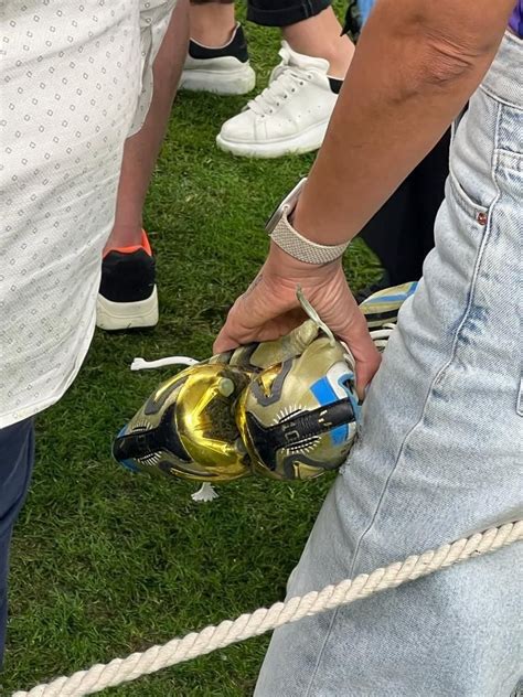 Foto Exclusiva A Quién Le Dio Sus Botines Messi Tras Consagrarse