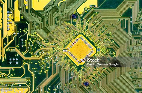 노란색 녹색 컴퓨터 회로 기판 Pcb 마더 보드 추상적 인 배경 텍스처 배경 개체 구조 세부 사항 극단적 인 클로즈업 아무도 기술 Pc 하드웨어 전기 부품 배경 노랑에 대한
