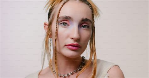 목걸이를 한 여자 사진 Unsplash의 초상 이미지