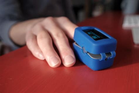 Premium Photo Woman Uses A Pulse Oximeter To Measure Pulse Rate And Premium Photo Woman Uses A Pulse Oximeter To Measure Pulse Rate And