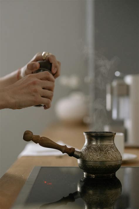 가정 금속 주전자 뜨거운 음료 목조 카운터 브루잉 세지 소형 가전 제품 손 수공예품 숙련공 커피 아늑한 아침