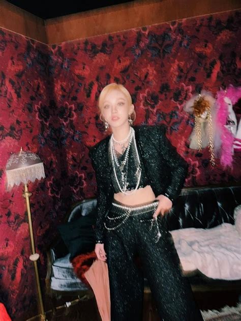 宋雨琦晒音乐银行后台照 橘发搭配黑白造型又美又辣新浪图片