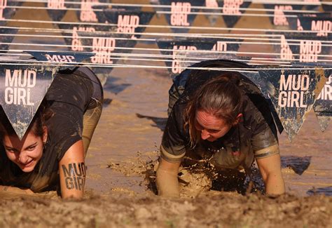 En Images Mud Girl Run Lyon Dans La Boue Et La Bonne Humeur
