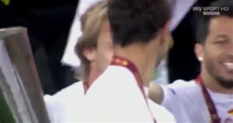 Ivan Rakitic And Daniel Carrico Kissed During The Europa League Title Celebrations Videos