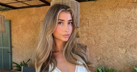 Lily Phillips Stopped By Border Control Amid Sleep With 1 000 Men Goal